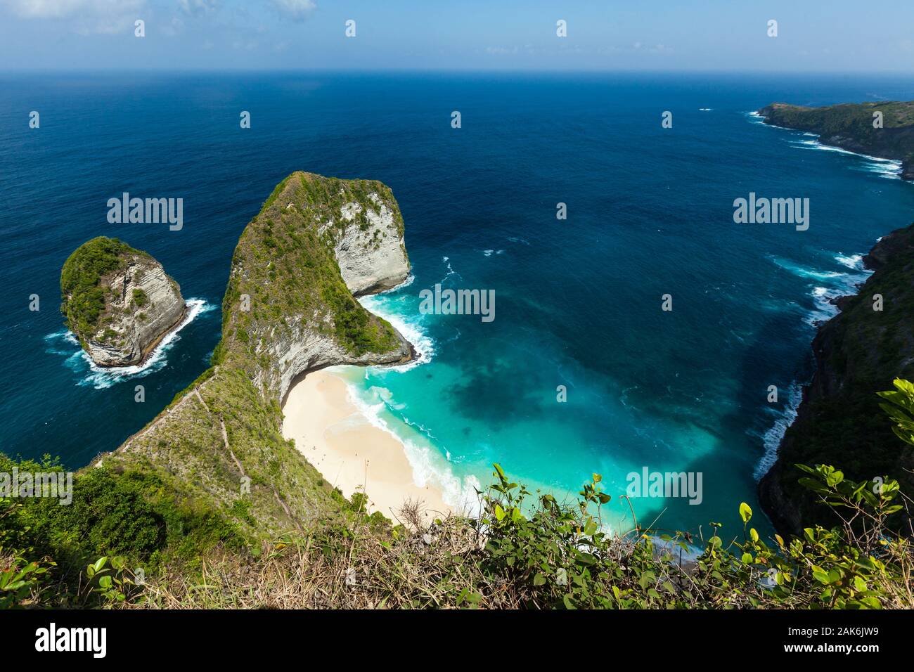 BALI, INDONESIA - MAY 12, 2018: The view on Kelingking beach from the ...