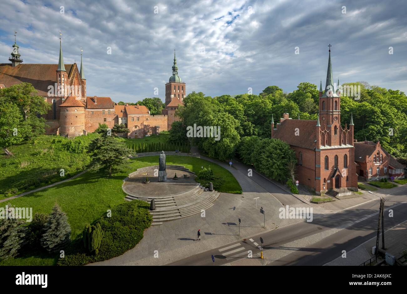 Frombork (Frauenburg): Nikolaus-Kopernikus-Denkmal vor dem Frauenburger ...