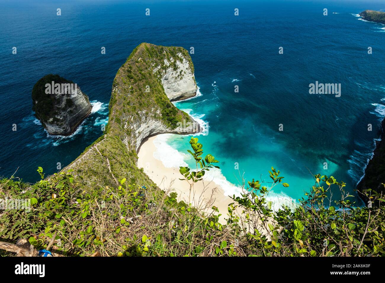 BALI, INDONESIA - MAY 12, 2018: Turquoise blue ocean water at Nusa ...