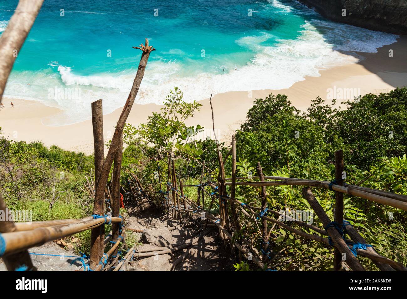 BALI, INDONESIA - MAY 12, 2018: Steep stairs down to Kelingking beach ...