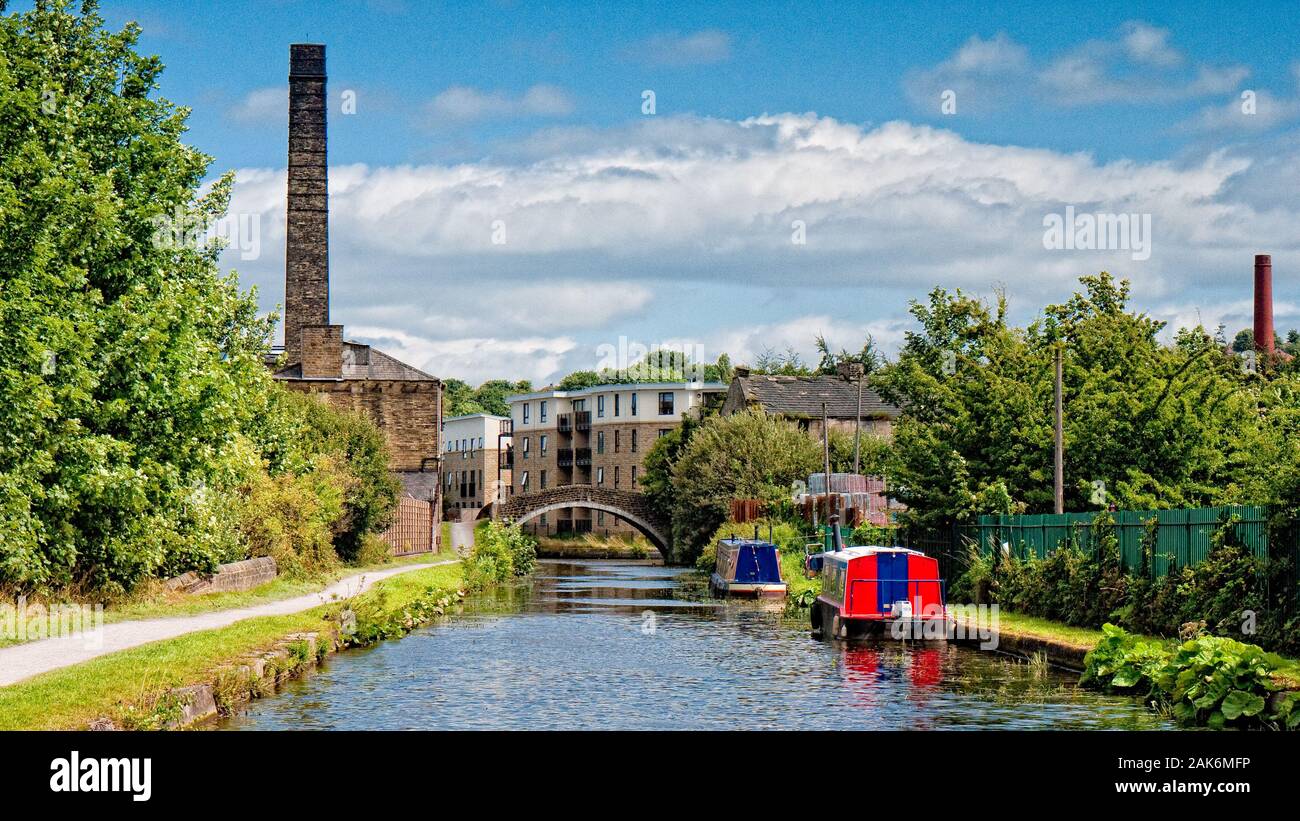 Old mill buildings along the Leeds and Liverpool Canal Stock Photo - Alamy