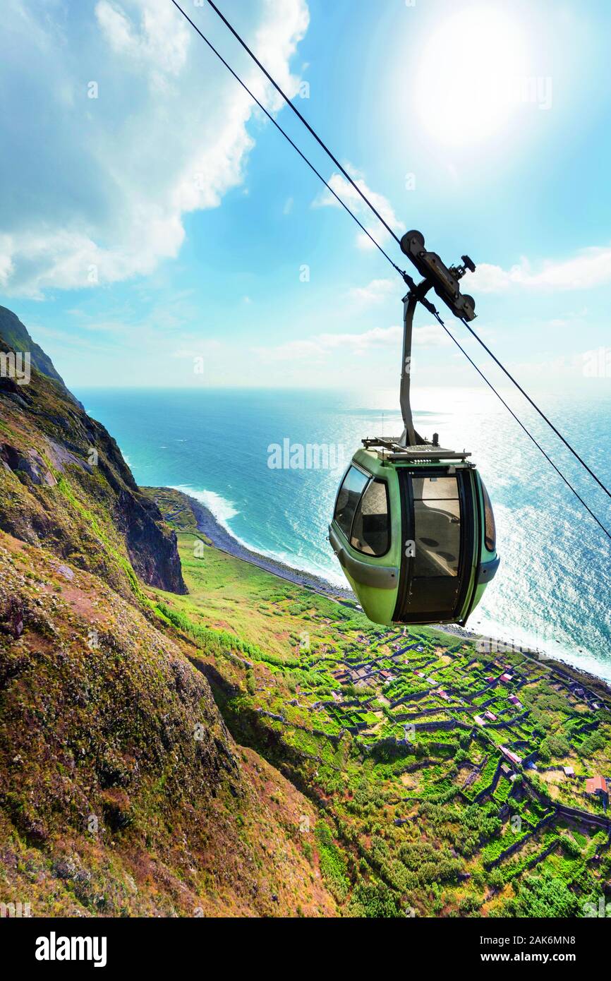 Achada da Cruz: Seilbahn-Verbindung zwischen dem Ort Achadas da Cruz ...