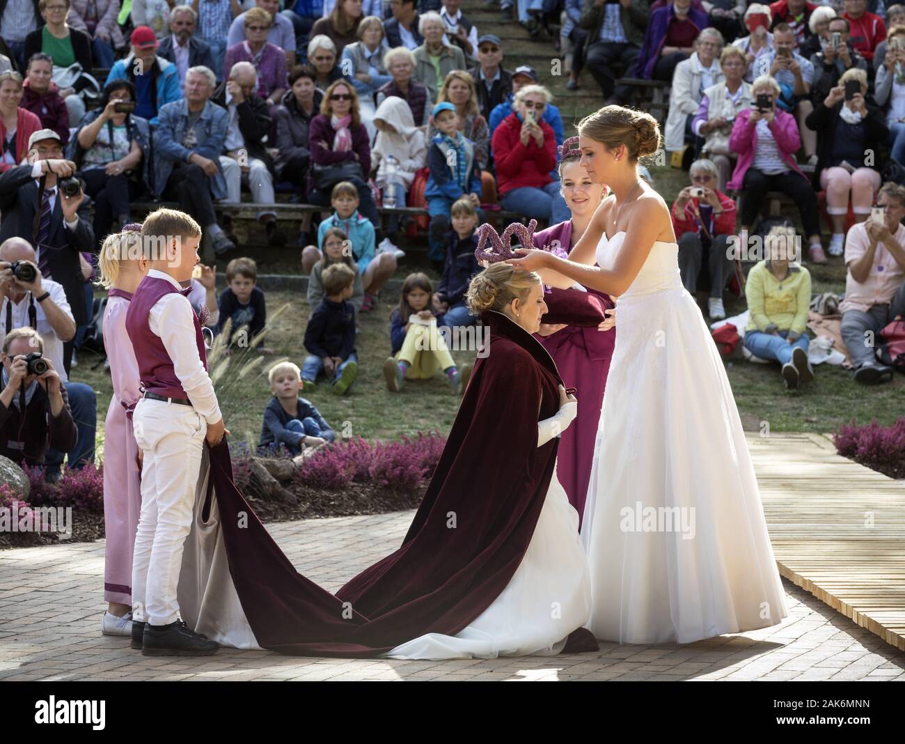 Schneverdingen: Heidebluetenfest, Kroenung der neuen Heidekoenigin ...