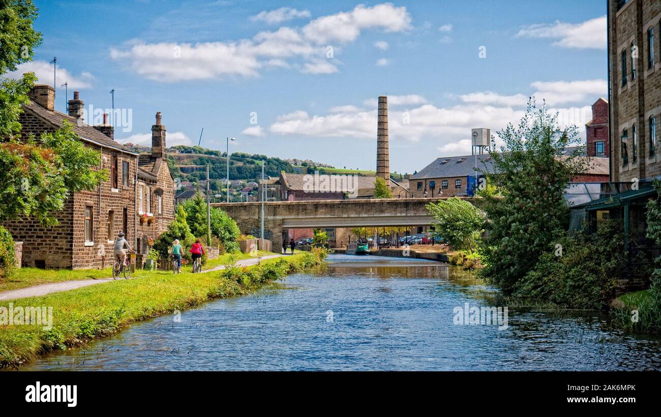 Old mill buildings along the Leeds and Liverpool Canal Stock Photo - Alamy