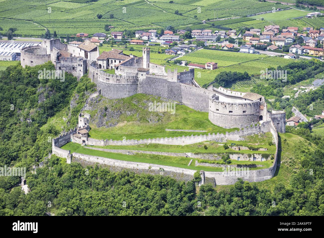 Trentino/Rovereto: Blick auf das Etschtal und die Burg von Beseno ...
