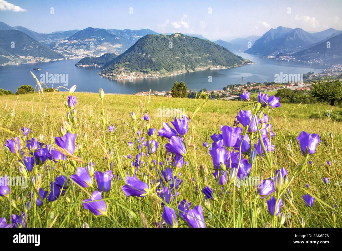 Iseosee (Lago d'Iseo): Blick von Sulzano auf den Monte Isola, Gardasee ...