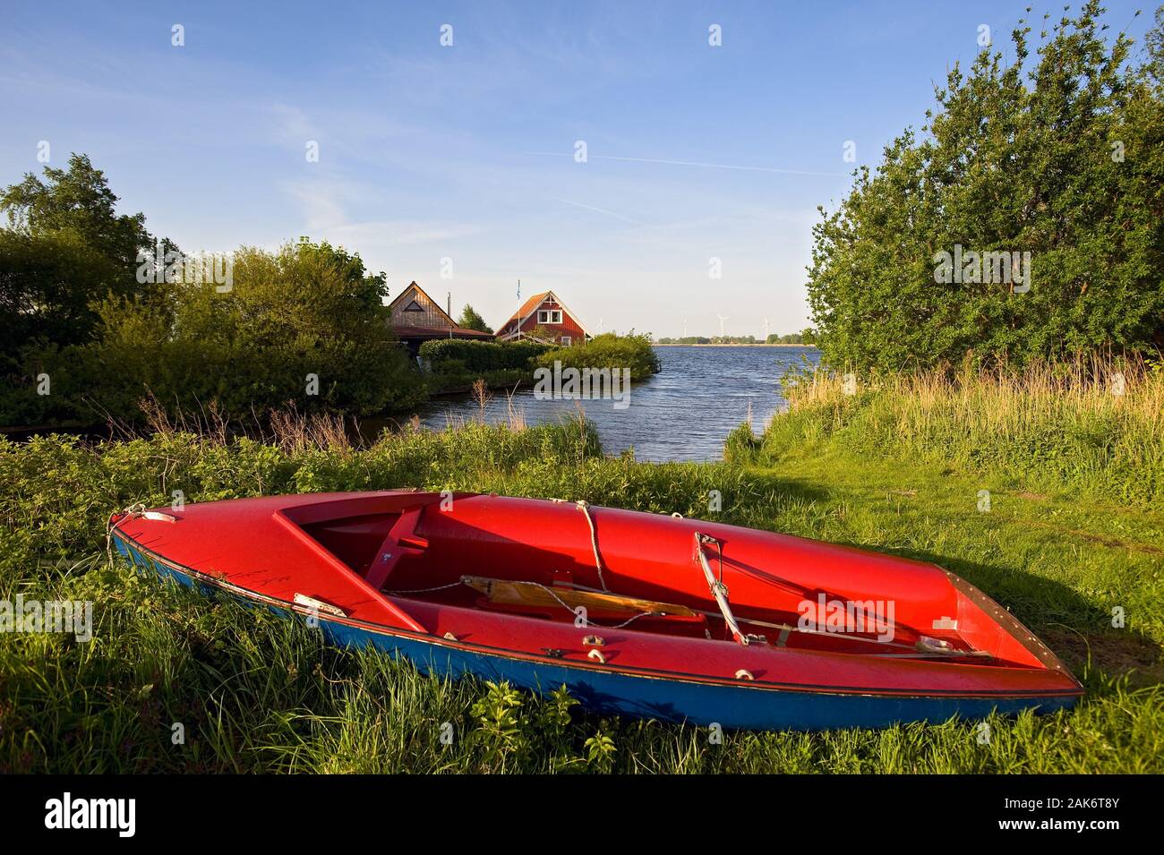 Boot am Ufer des Uphuser Meeres bei Emden, Ostfriesland | usage ...