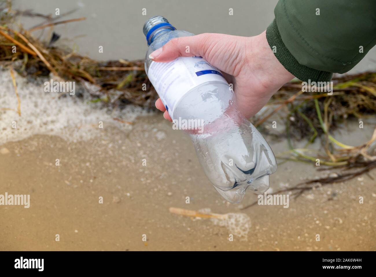 Plastic garbage in the sea hi-res stock photography and images - Alamy