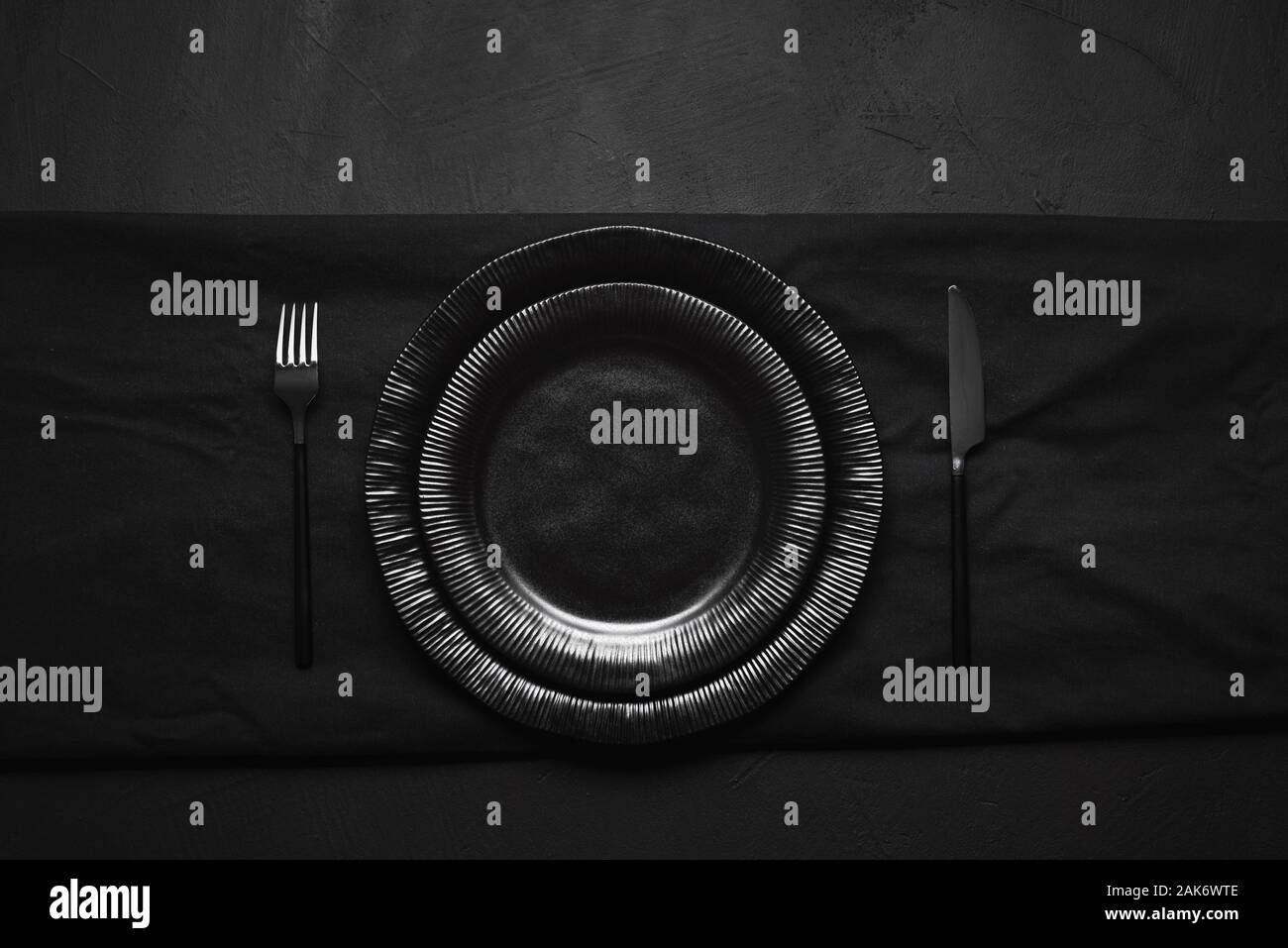 Empty plates table hi-res stock photography and images - Alamy