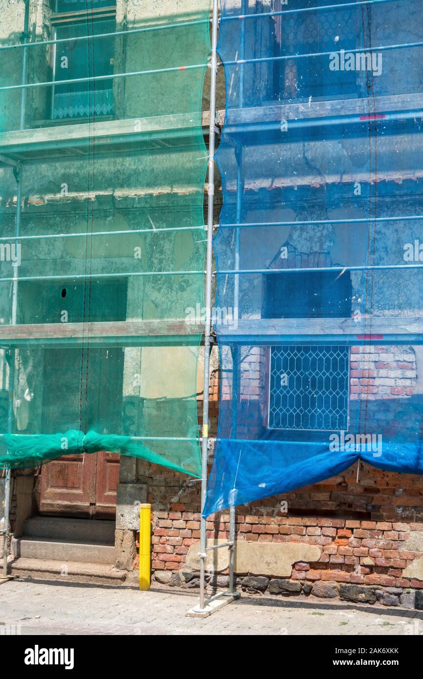 Scaffolding with safety net House Stock Photo - Alamy