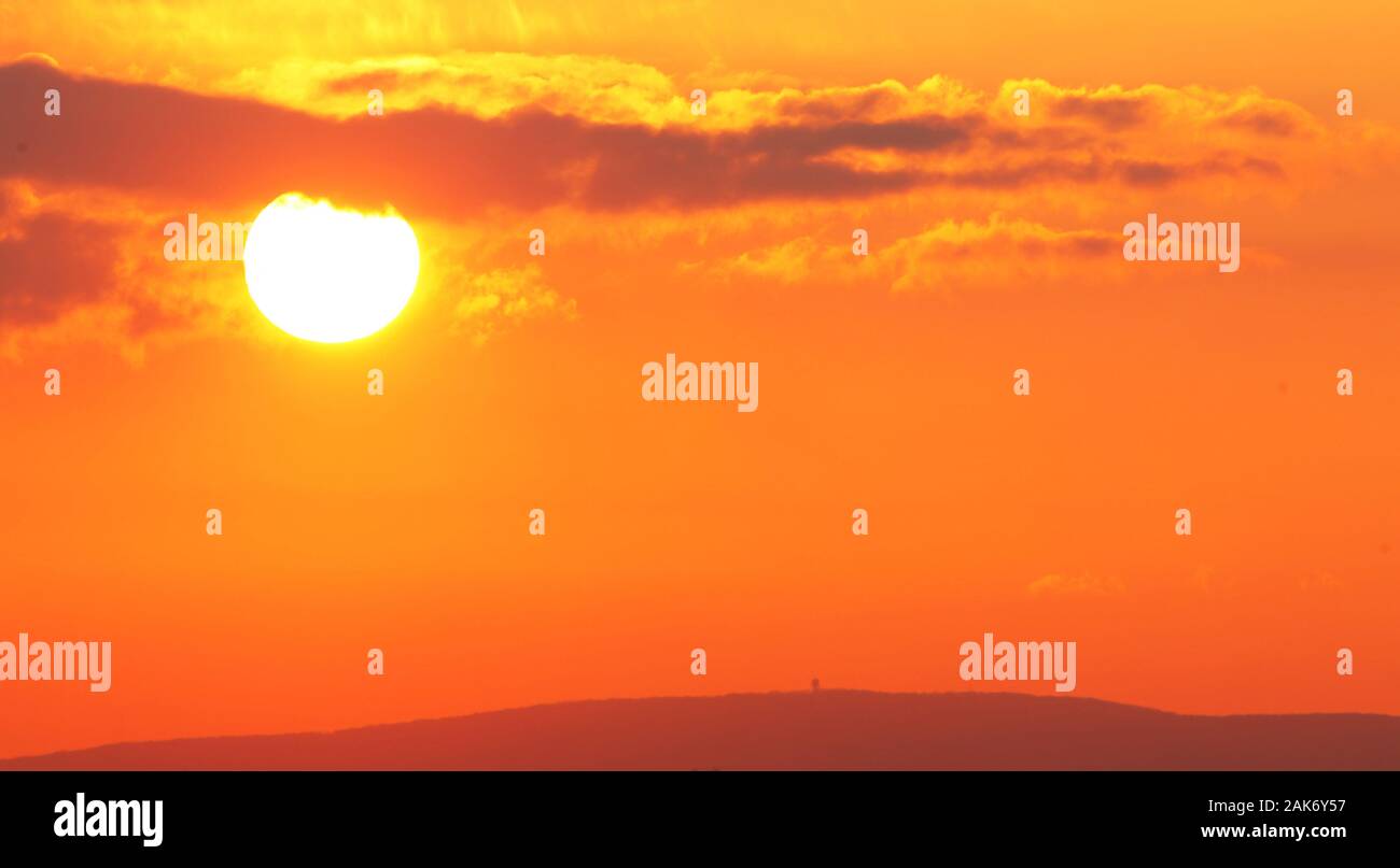Sunrise sunset clouds color sun hi-res stock photography and images - Alamy