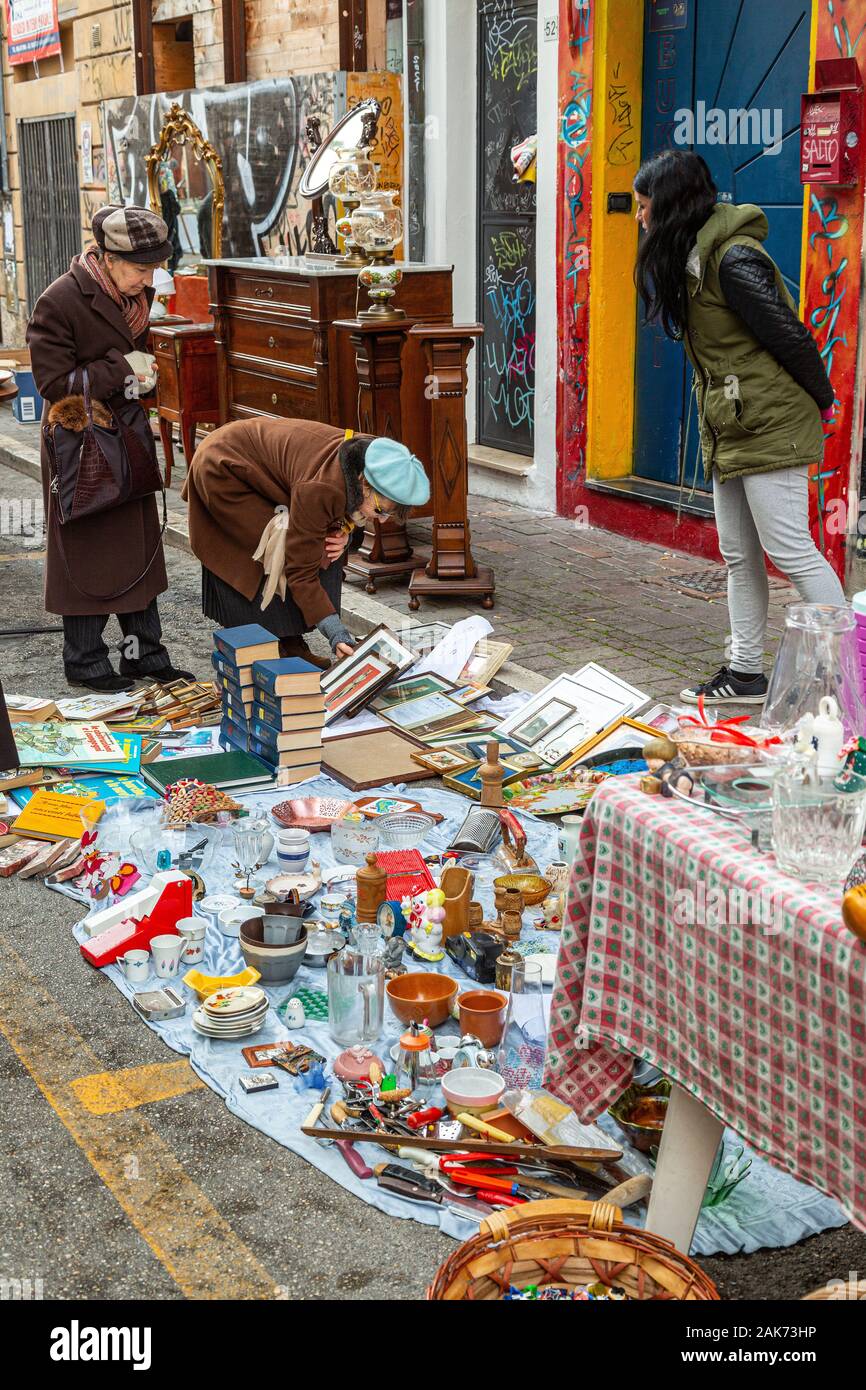 Flea market sellers hi-res stock photography and images - Alamy
