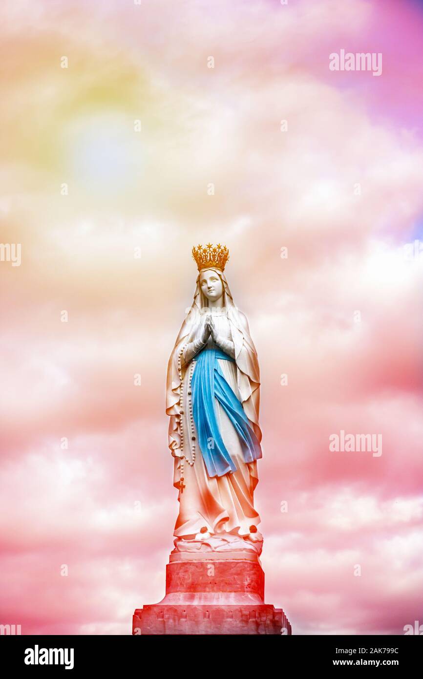 Virgin Mary Statue Wallpaper