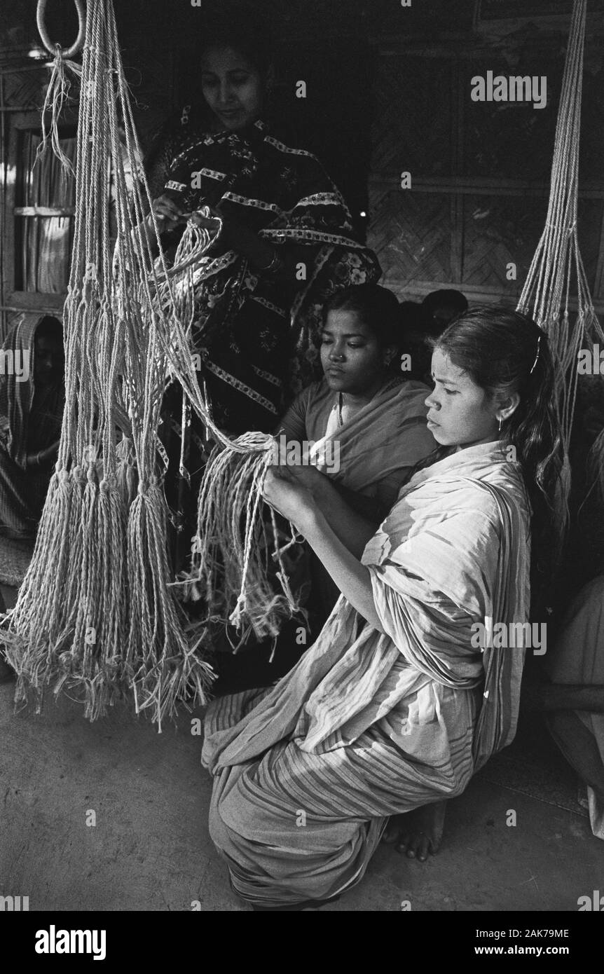 12/54/4 Jute Handicraft workers Stock Photo - Alamy