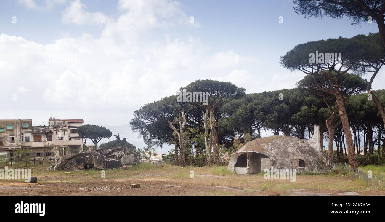 Old run down exterior hi-res stock photography and images - Alamy