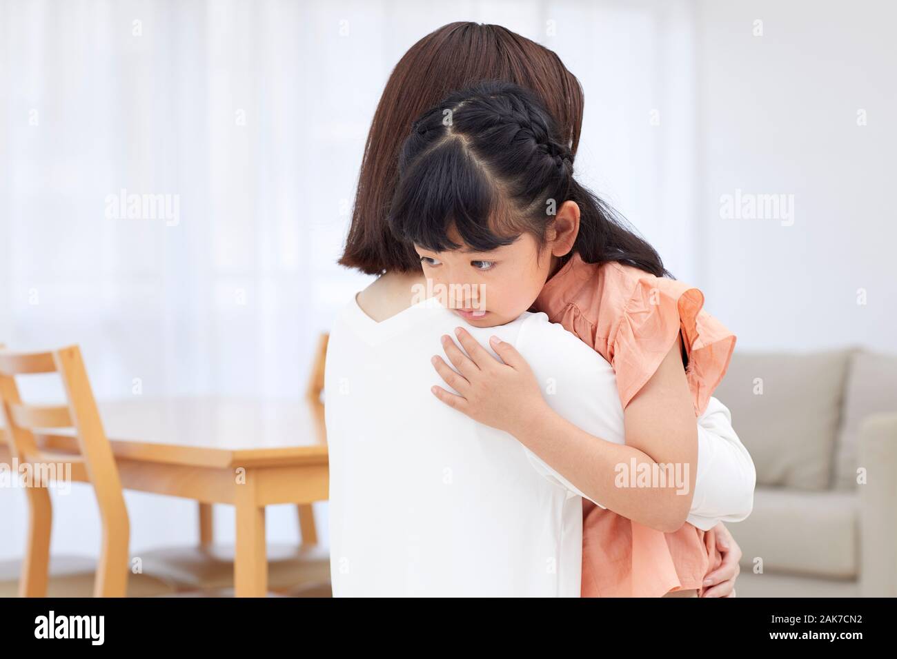 Japanese mother daughter hugging hi-res stock photography and images - Alamy