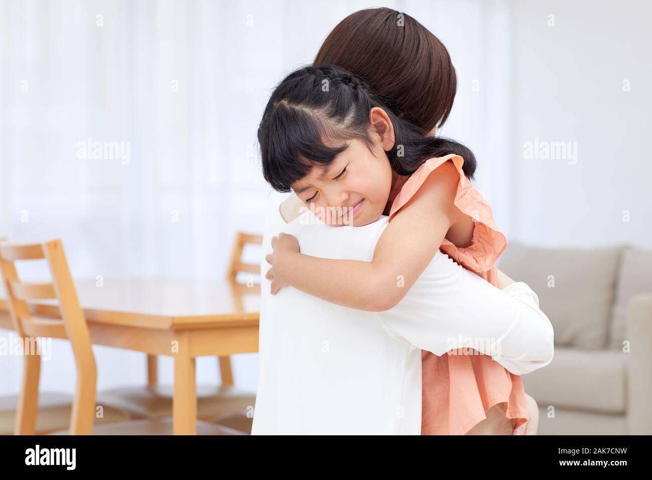 Japanese mother daughter hugging hi-res stock photography and images - Alamy