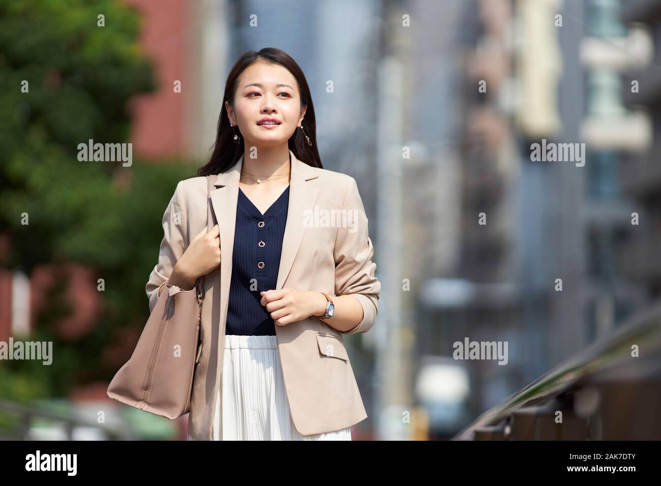 Japanese woman downtown Tokyo Stock Photo - Alamy