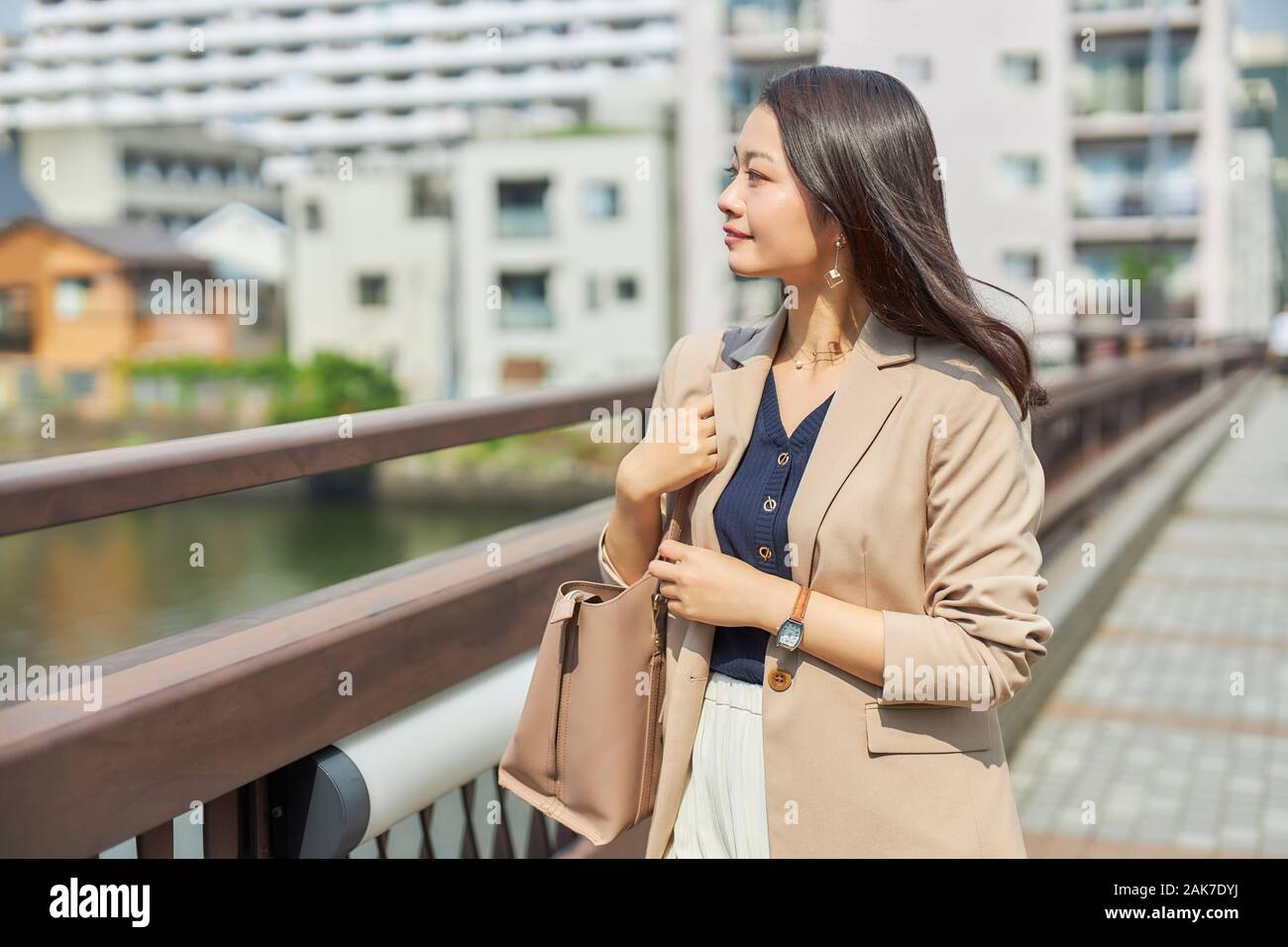 Japanese woman downtown Tokyo Stock Photo - Alamy
