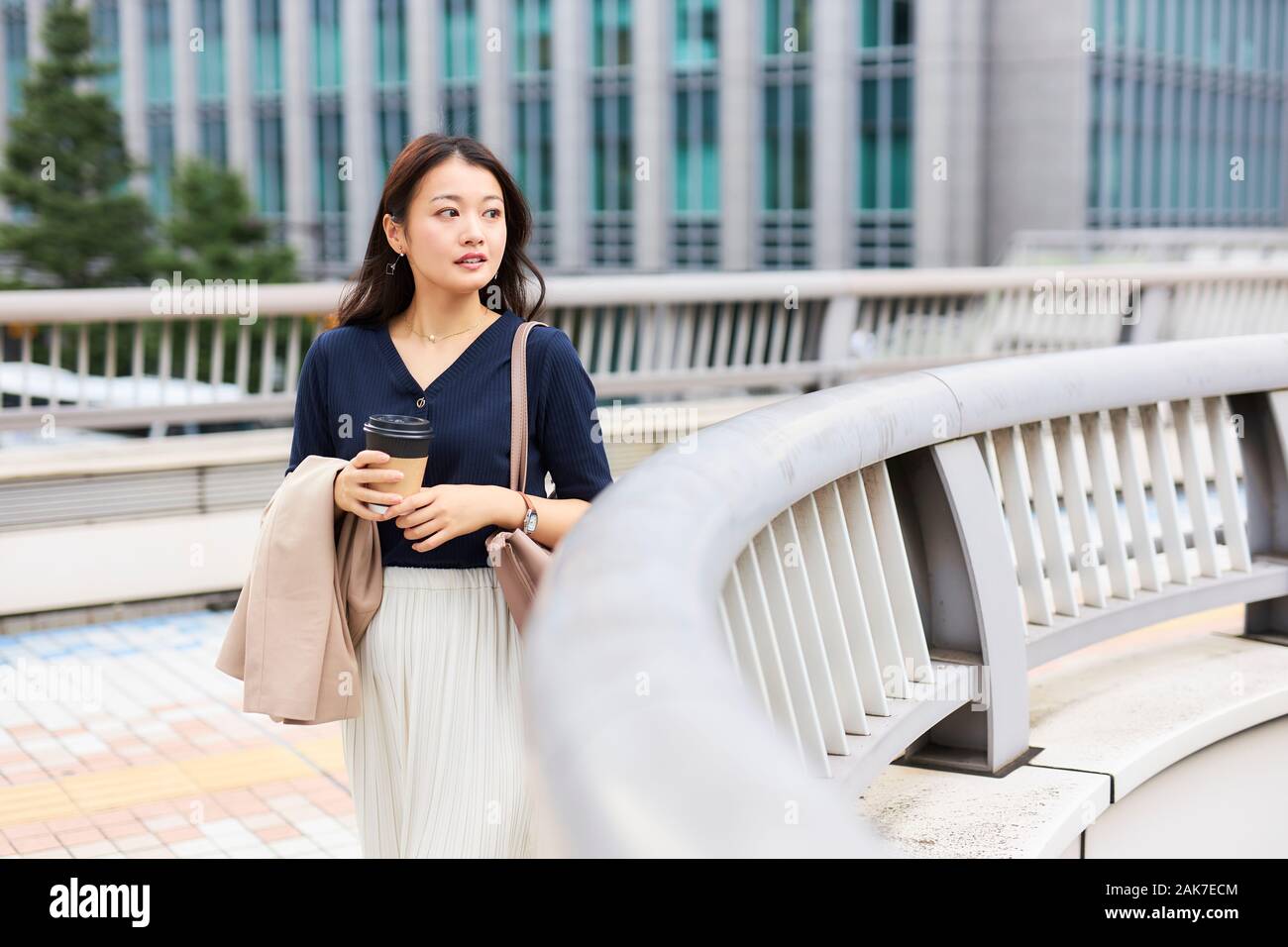 Japanese woman downtown Tokyo Stock Photo - Alamy