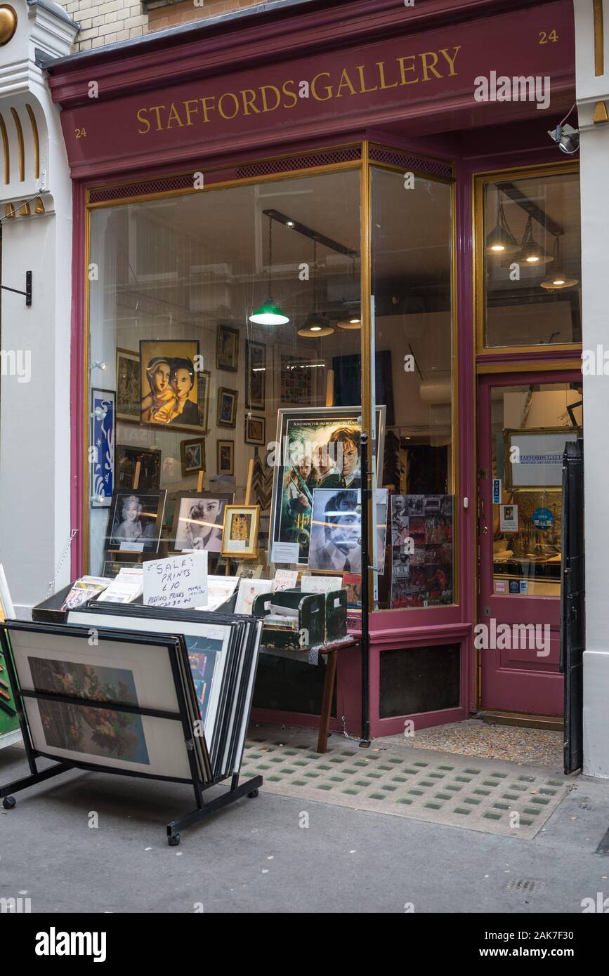 Framing studio hi-res stock photography and images - Alamy