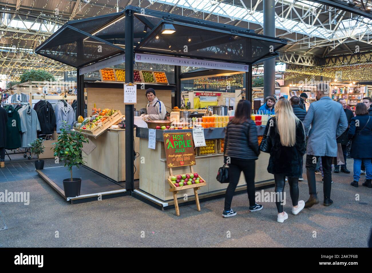 Fresh juice stall hi-res stock photography and images - Alamy