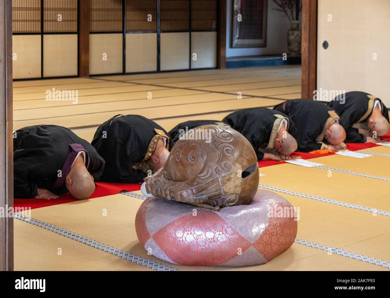 Japanese buddhist monk bowing hi-res stock photography and images - Alamy