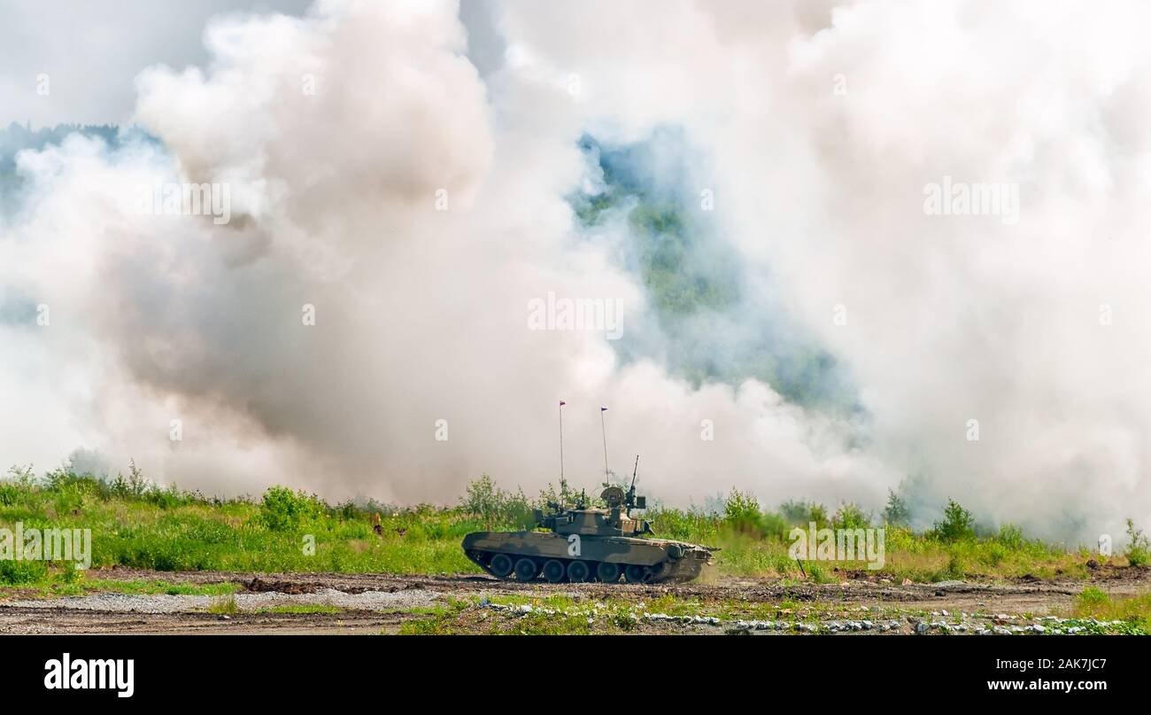 Russian tank T-80 making smoke screen from enemy Stock Photo - Alamy