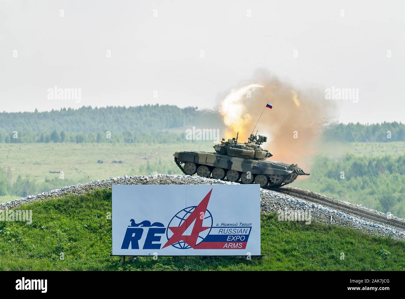 Tank T-80s moves and shoots sideward Stock Photo - Alamy