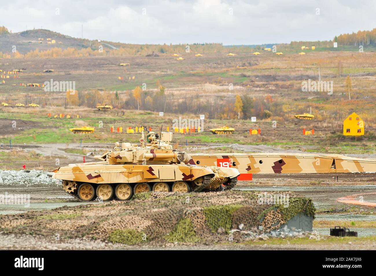 T 90s tank hi-res stock photography and images - Alamy