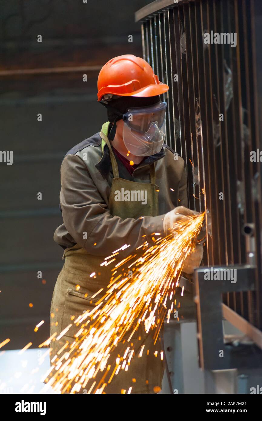 Man welding metal structure hi-res stock photography and images - Alamy
