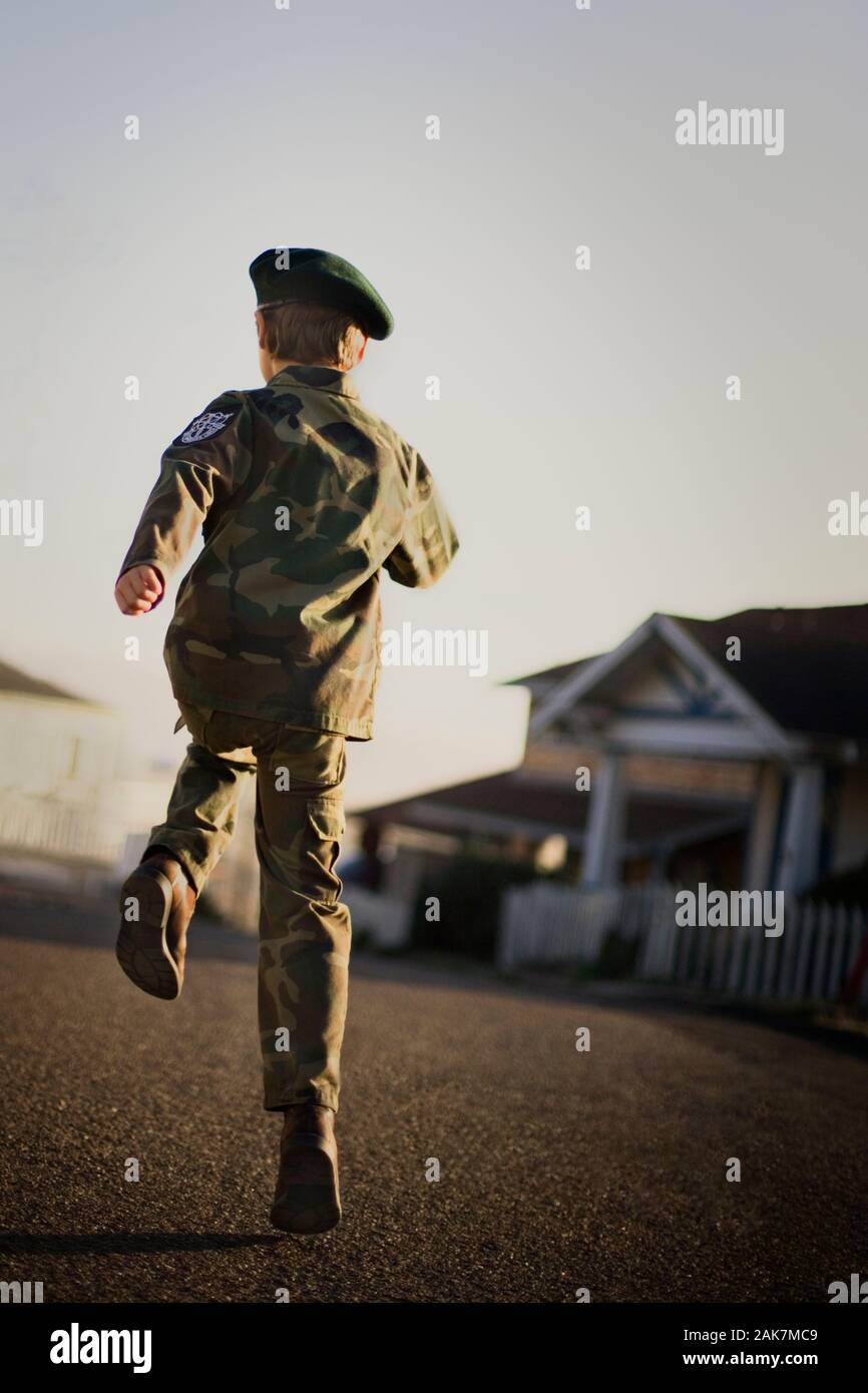 Army Luke running Stock Photo - Alamy