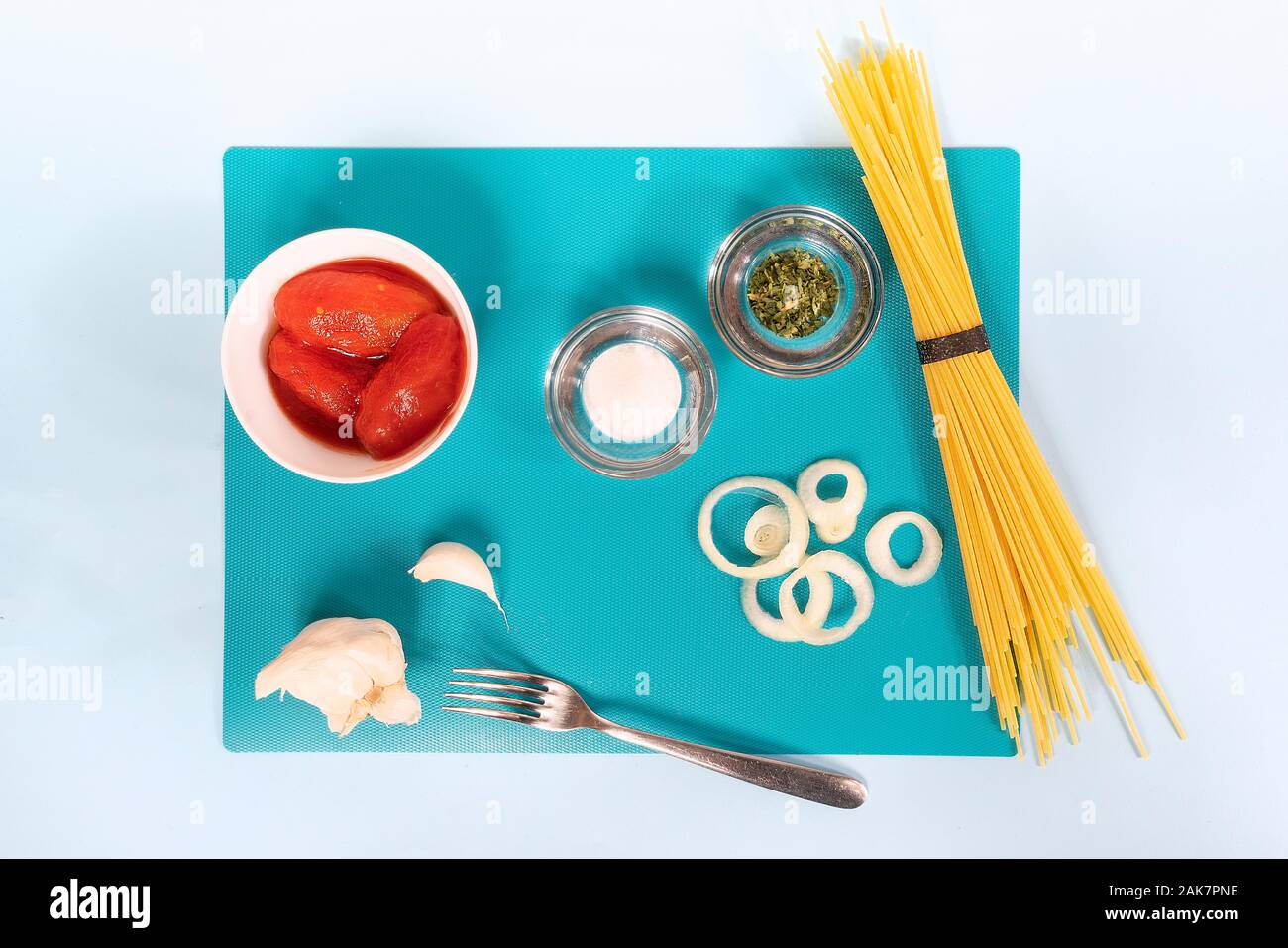 ingredients for preparing spaghetti with tomato sauce Stock Photo - Alamy