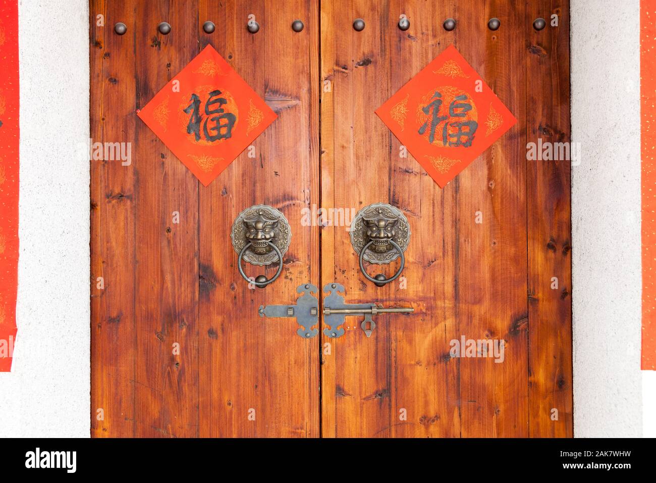 Traditional chinese door design door hi-res stock photography and ...