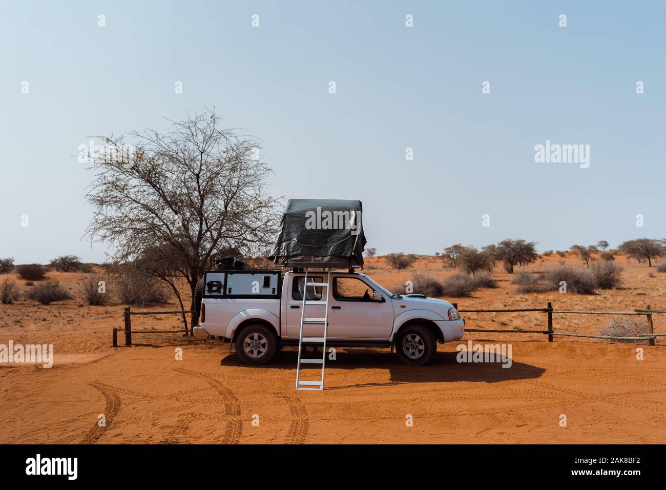 Tent located on the roof of a pickup 4x4 car in a desert camp Stock ...