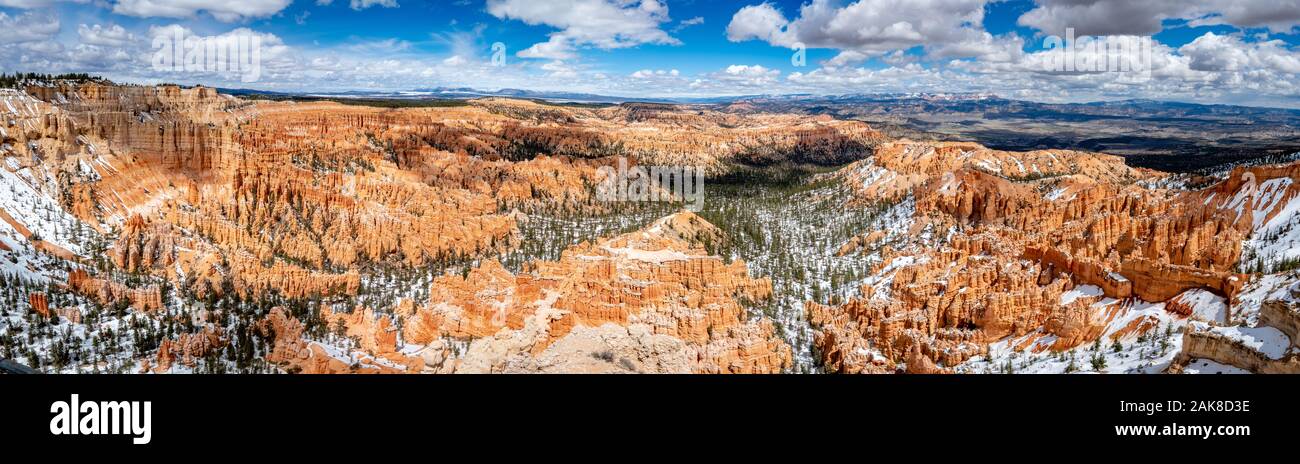Bryce Canyon National Park on a sunny and snowy day in April Stock ...
