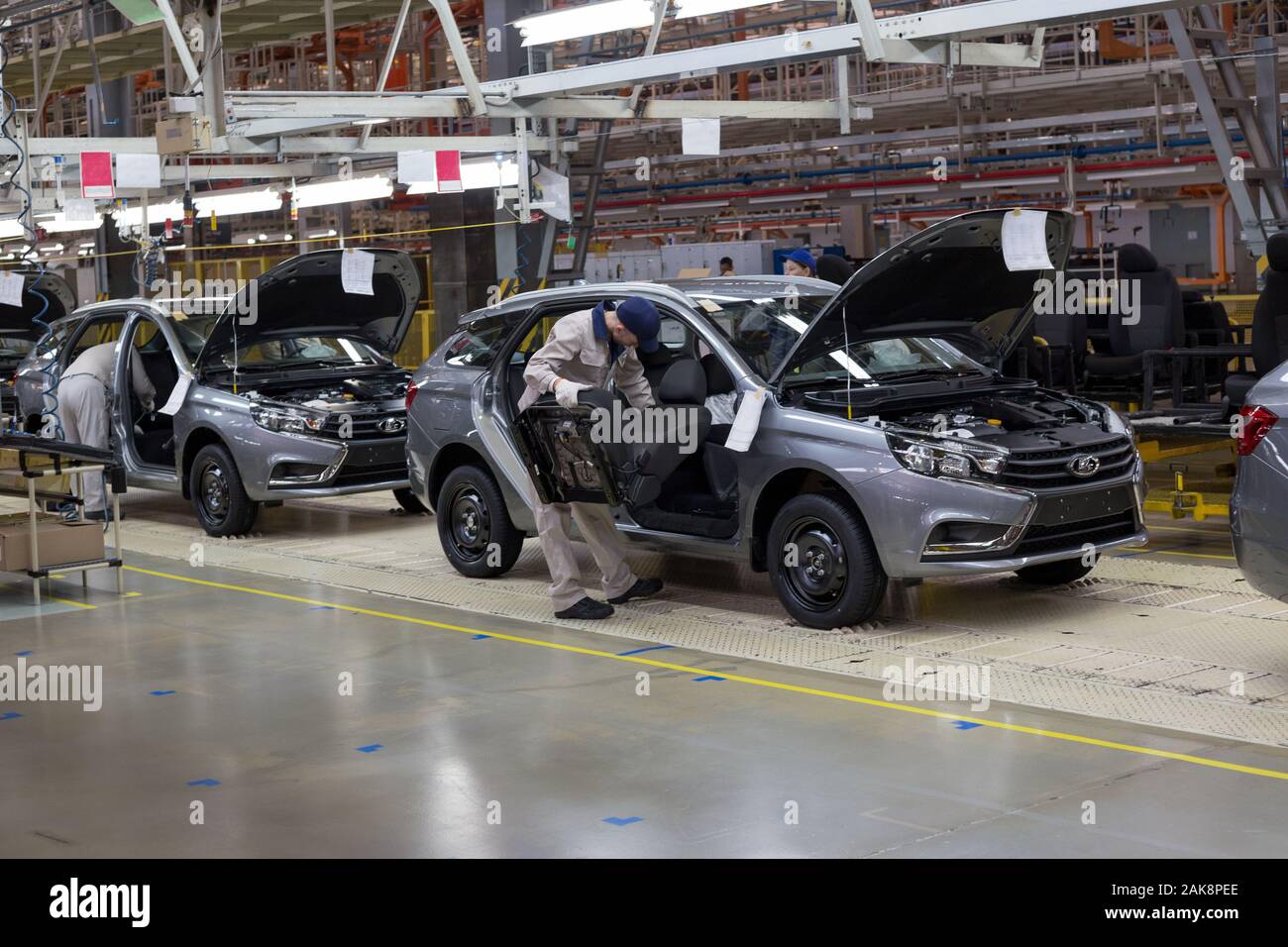Automotive Assembly Line Workers High Resolution Stock Photography and ...