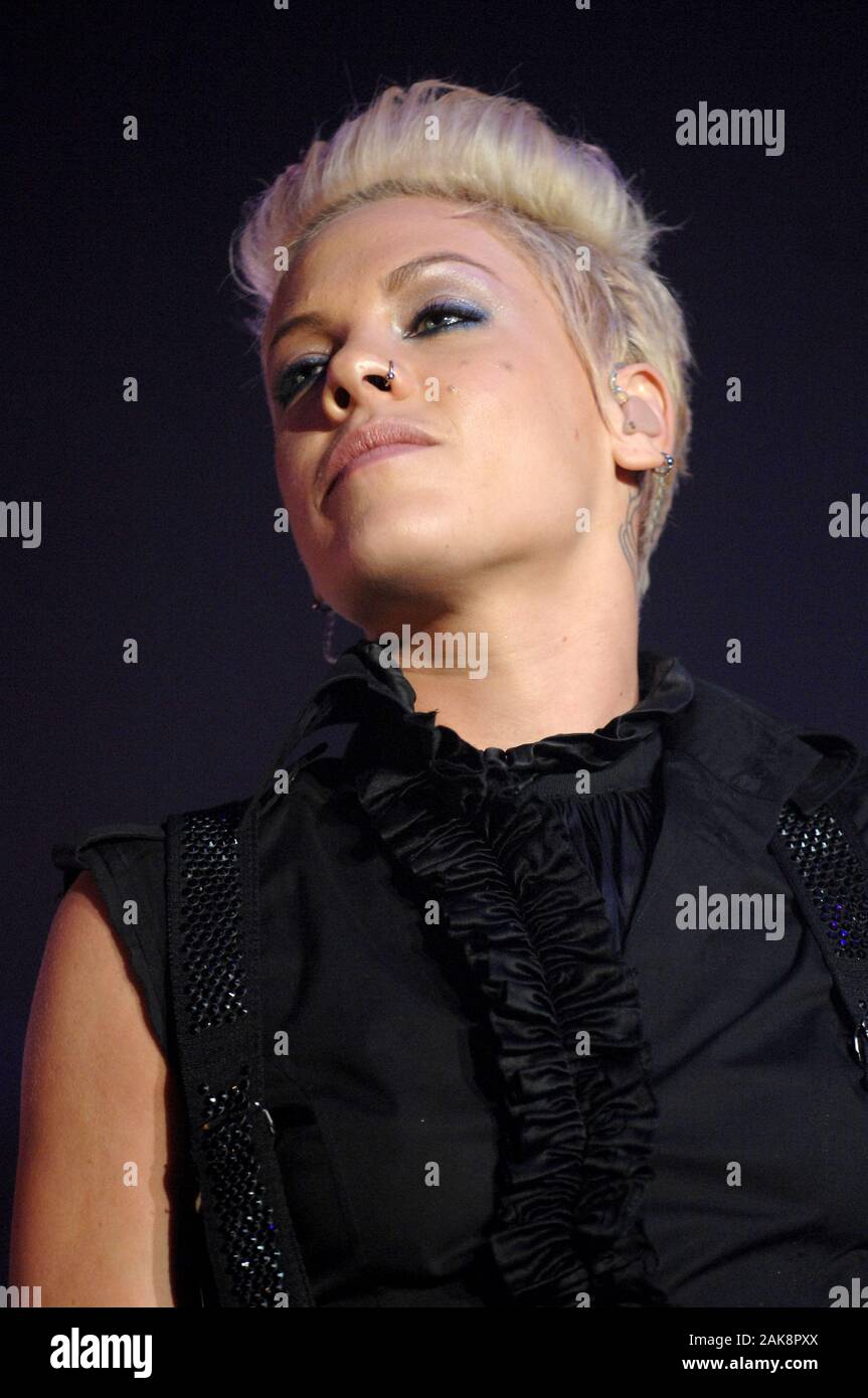 Pink concert hi-res stock photography and images - Alamy