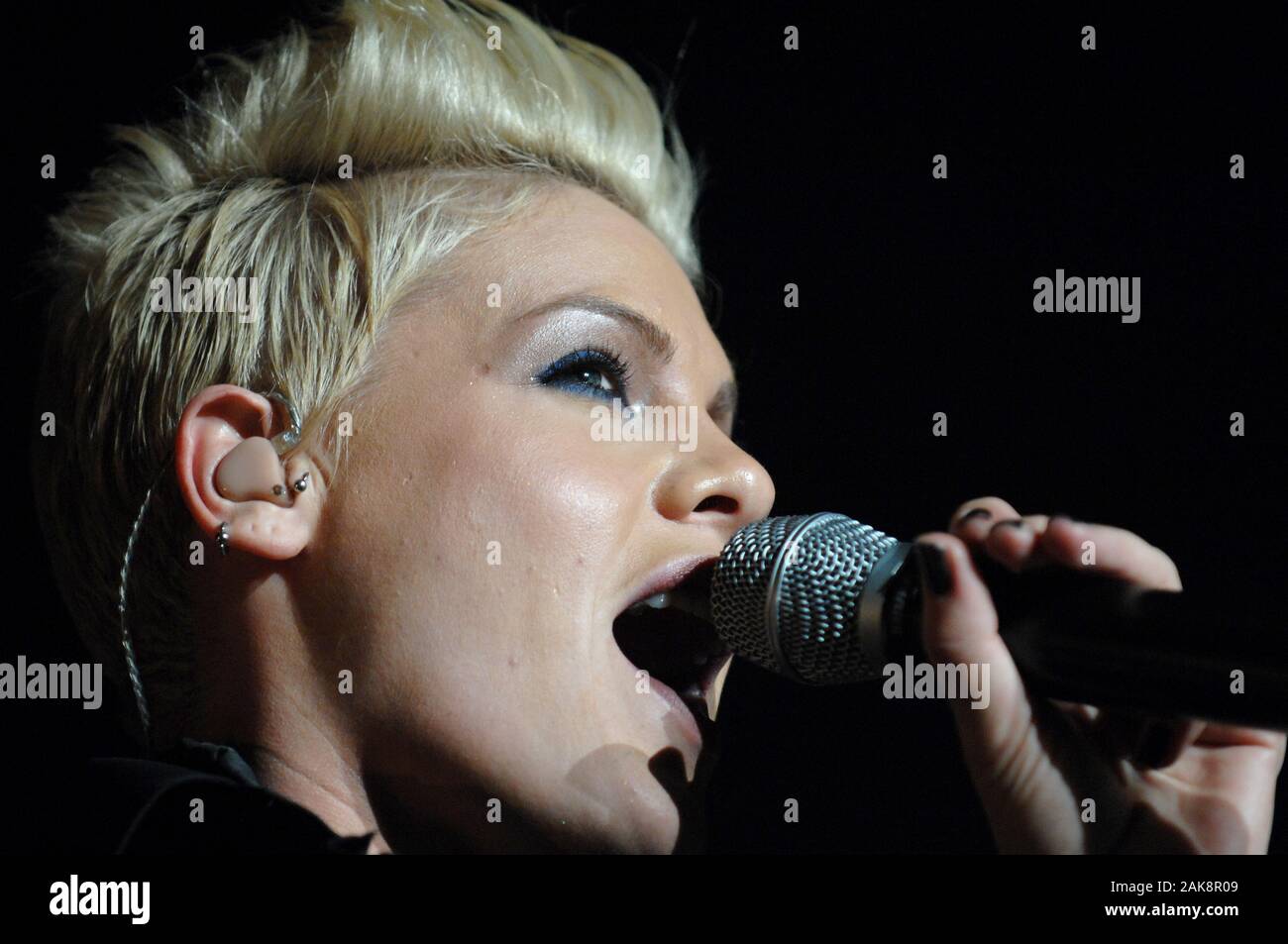 Pink singer hi-res stock photography and images - Alamy