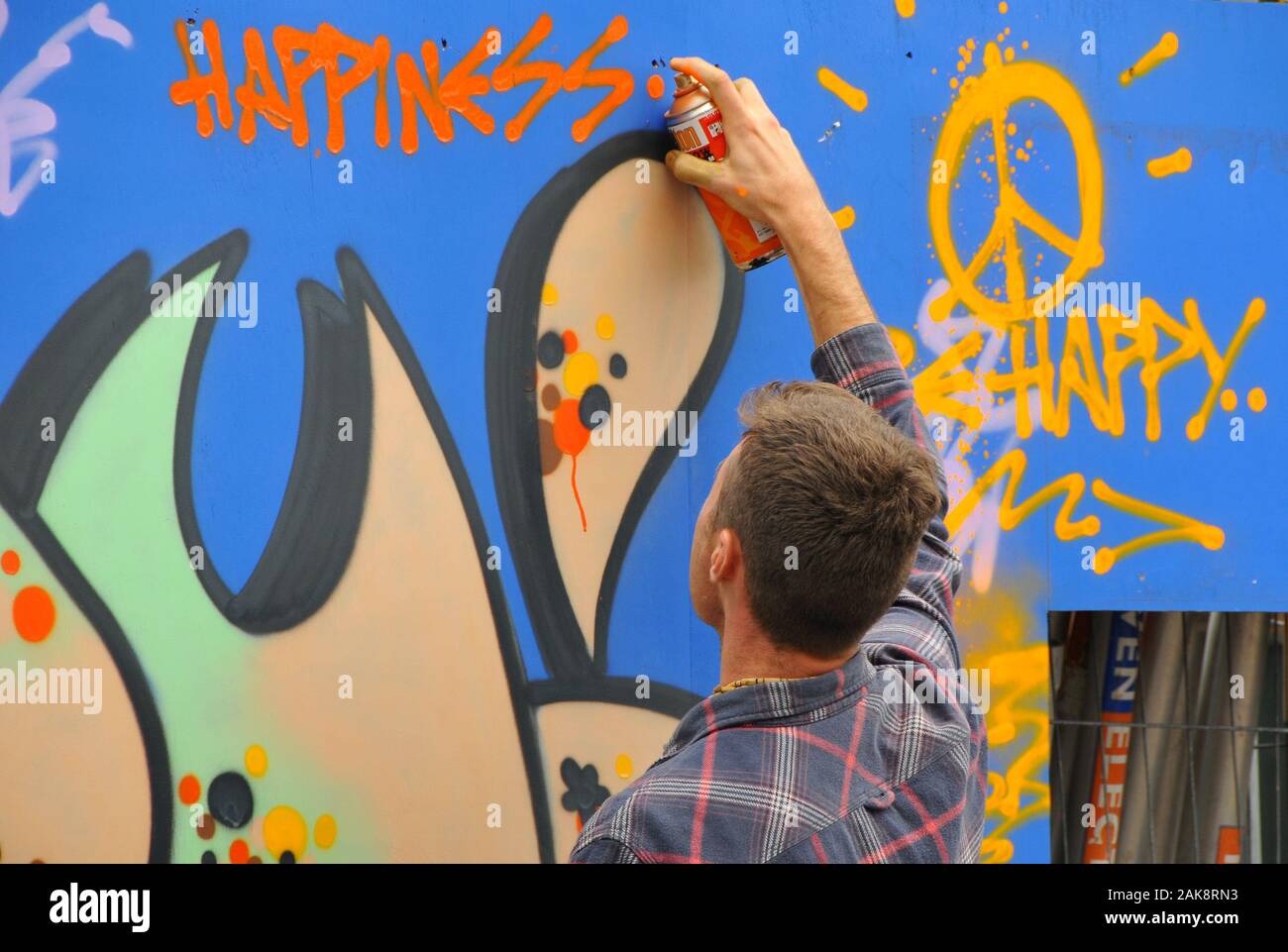 Man graffiing hi-res stock photography and images - Alamy
