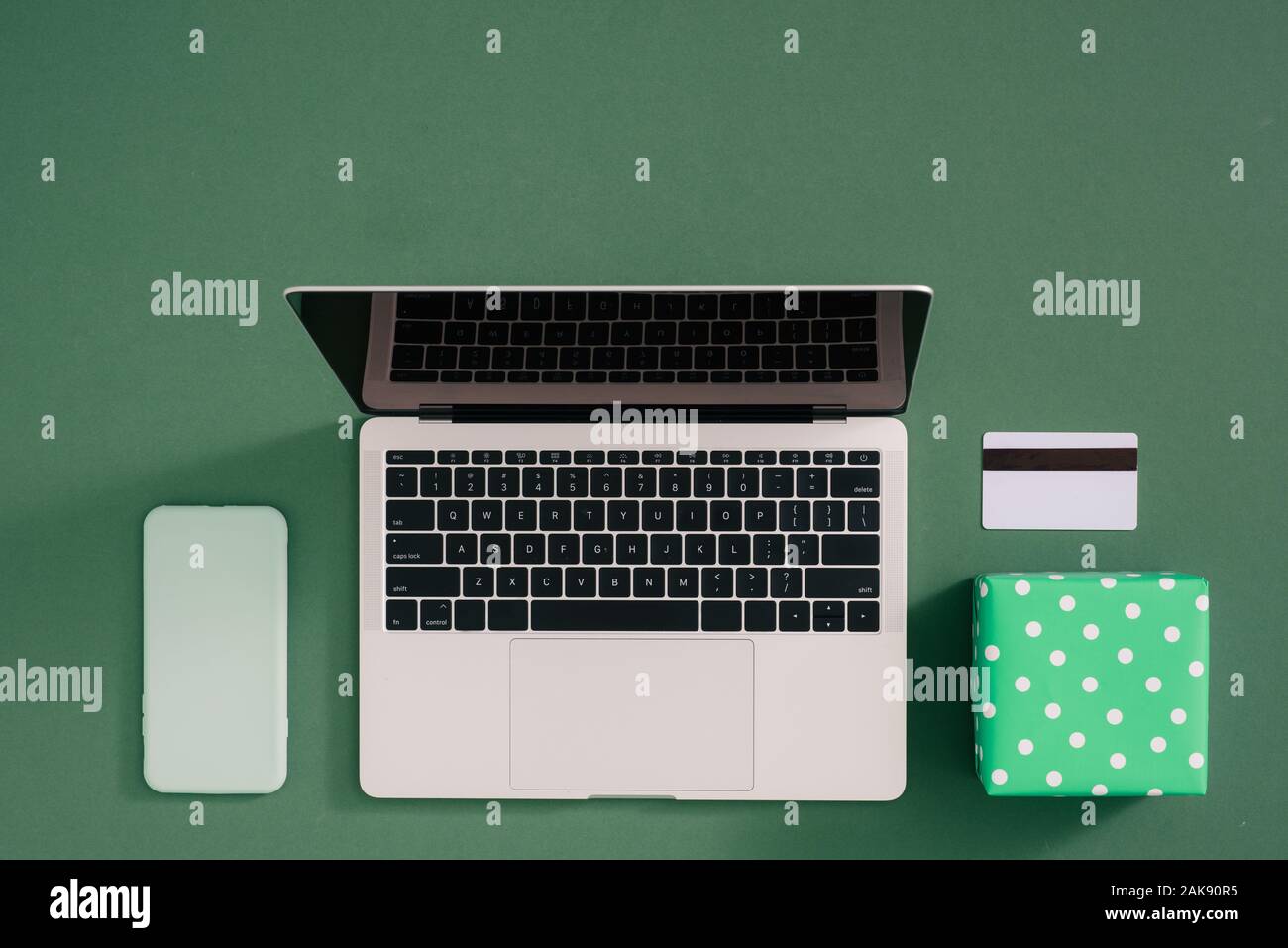 Box gift computer store payment hi-res stock photography and images - Alamy