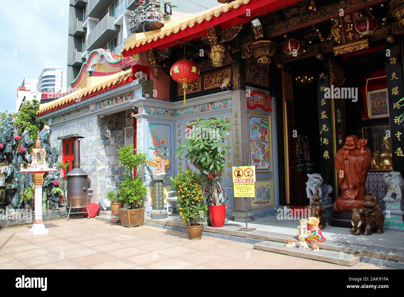 chinese temple (leong san see temple) in singapore Stock Photo - Alamy