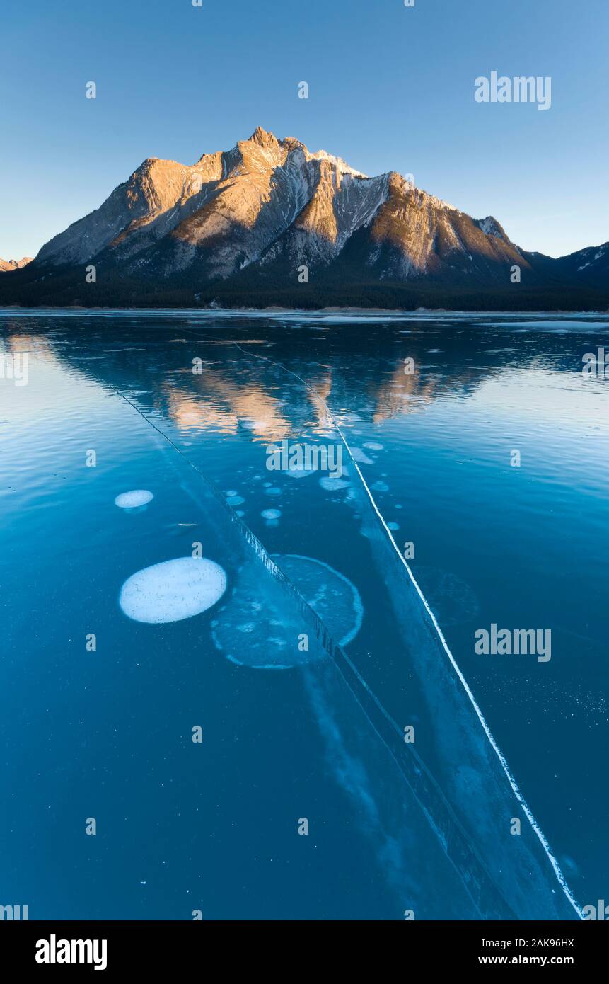 Abraham lake hi-res stock photography and images - Alamy