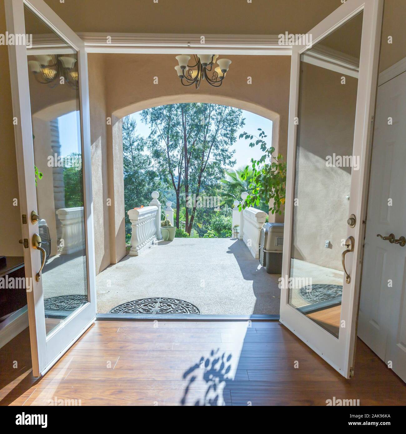 Square frame Wide open front door in Fallbrook Stock Photo - Alamy