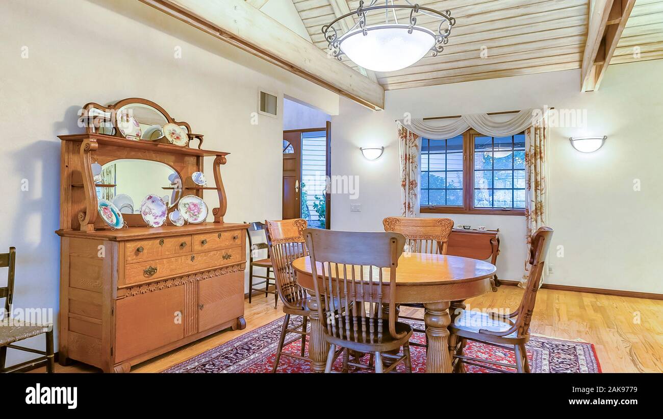 Panorama Bright, open and warm dining room with vaulted ceilings Stock ...