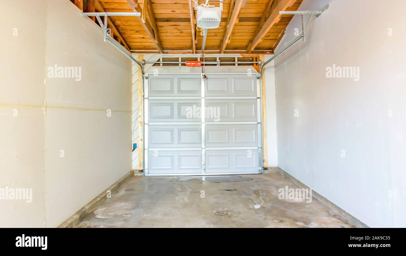 Panorama Garage with doors closed clean inside Stock Photo - Alamy