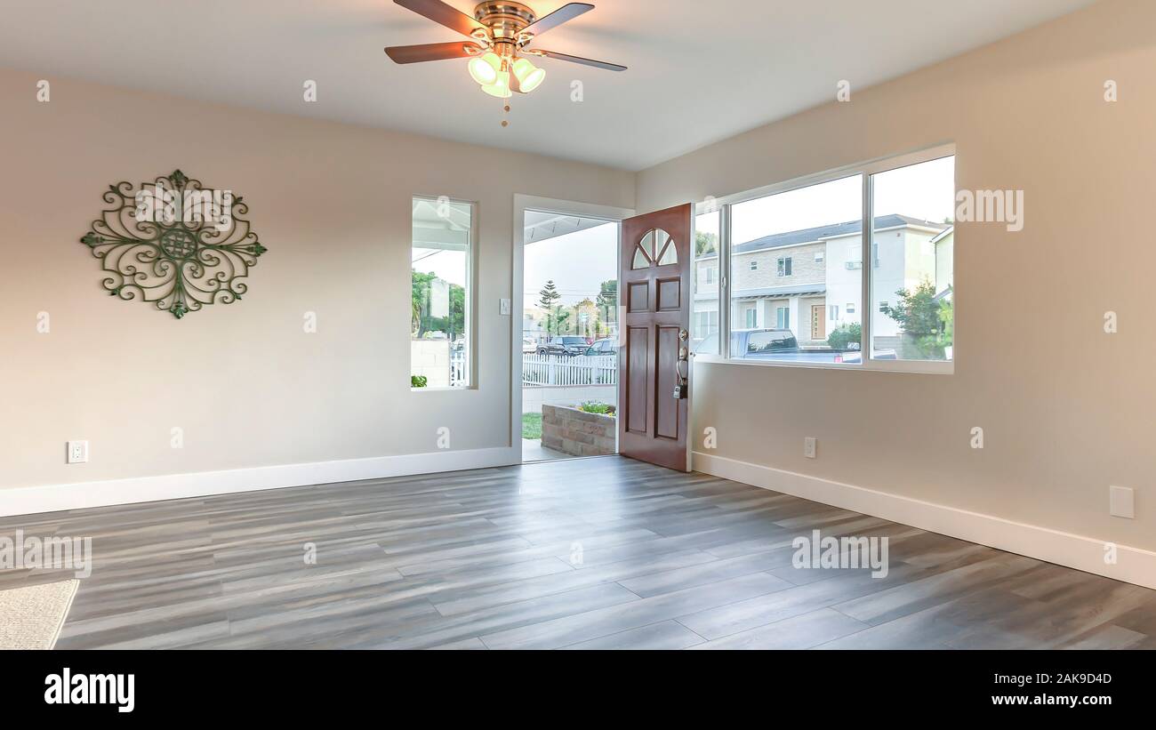 Panorama Open area with wide open front door Stock Photo - Alamy