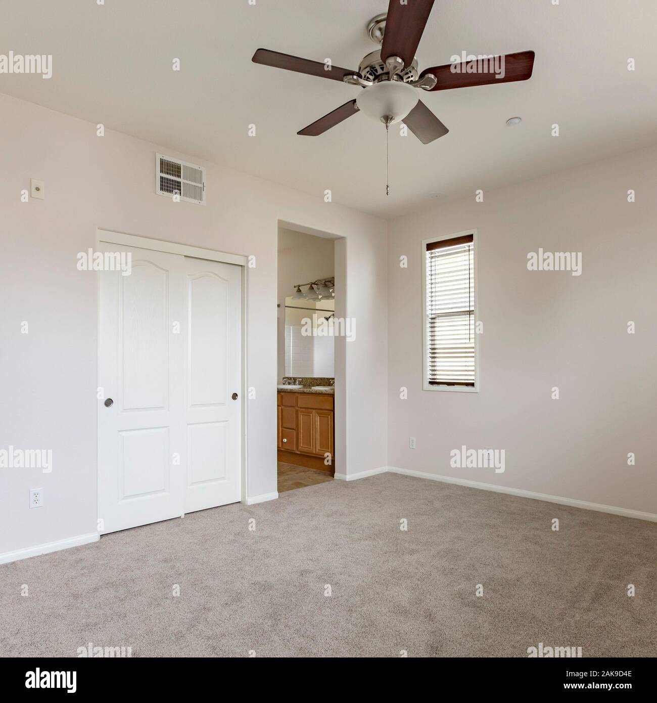 Square frame Master bedroom with no furniture Stock Photo - Alamy