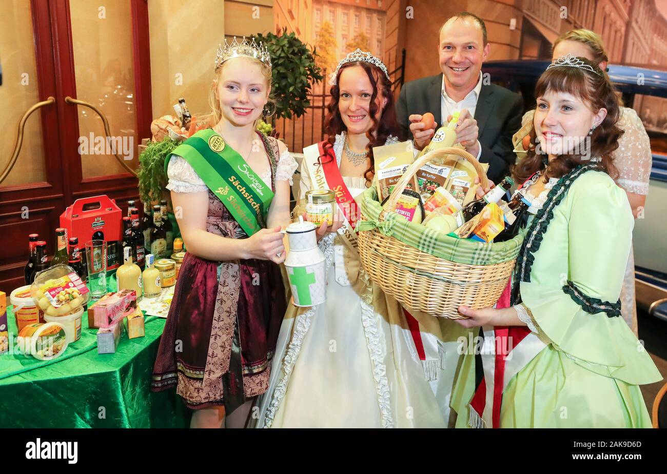 Sarah gunther hi-res stock photography and images - Alamy