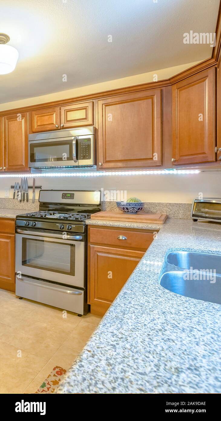 Granite countertop vertical hi-res stock photography and images - Alamy